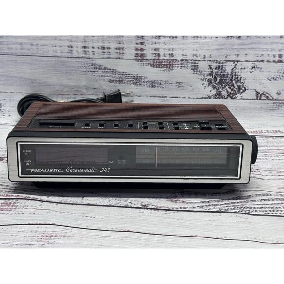 Realistic | Wall Decor | Vintage Realistic Chronomatic 243 Radio With ...